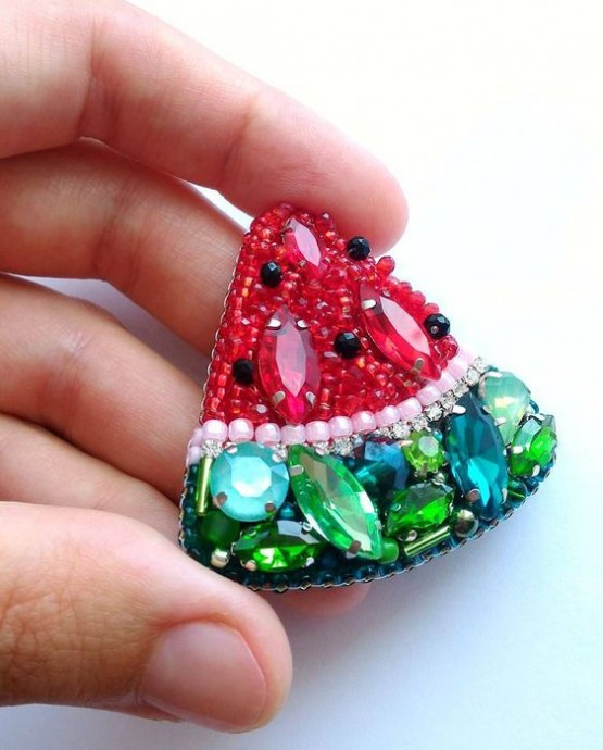 Вкусные брошки из бисера